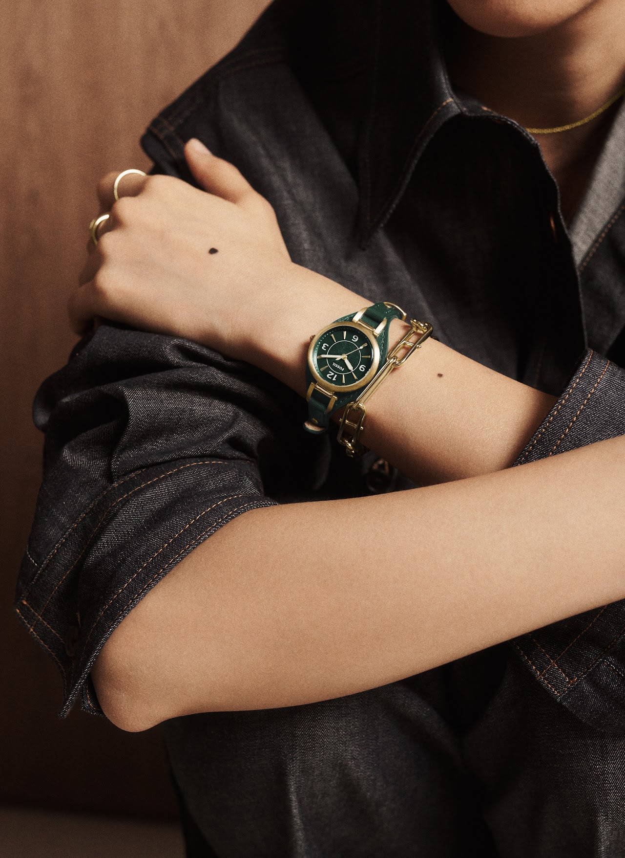 Inspirasi Outfit Elegan dengan Warna Merah dan Hijau untuk Libur Nataru