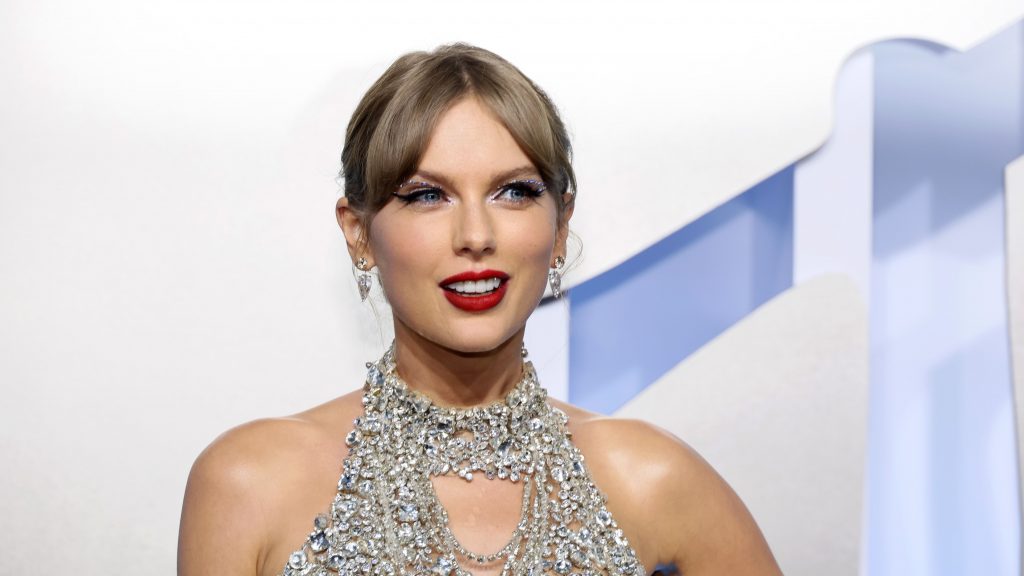 Ide Outfit Konser: 8 Jam Tangan Bergaya Era Album Taylor Swift